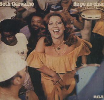 Sebo do Messias LP - Beth Carvalho - De Pé No Chão *Com Encarte*